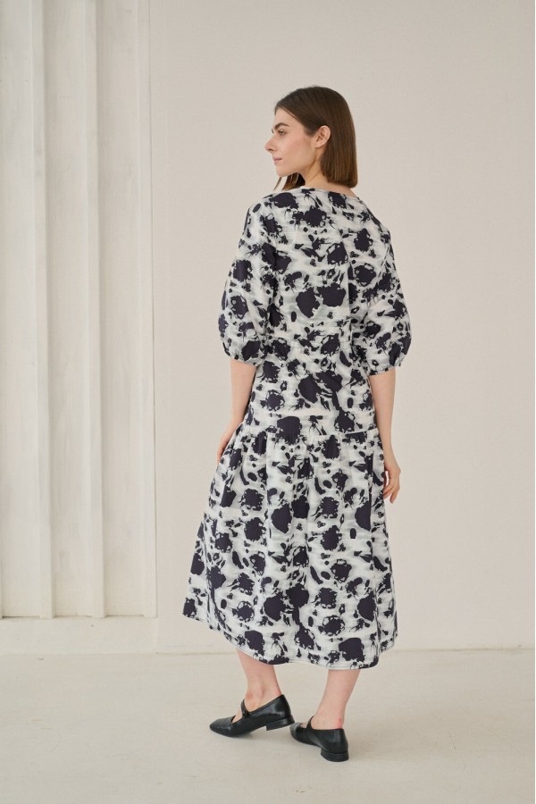 CARRY.PL | Czarno-biała damska sukienka midi w czarne wzory